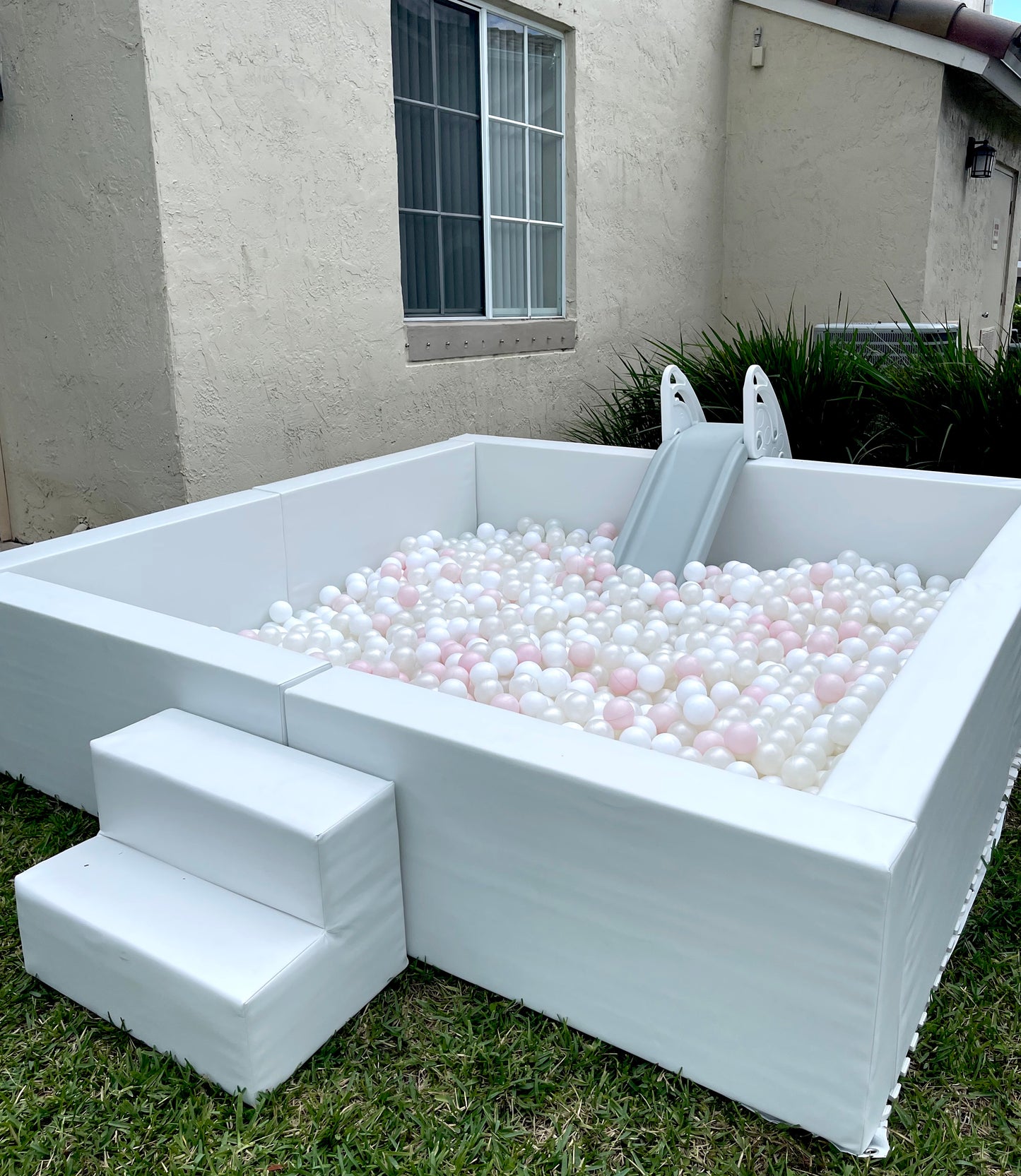 Ball Pit 8x8ft / FREE DELIVERY MIAMI & BROWARD – Deluxe Bounce House